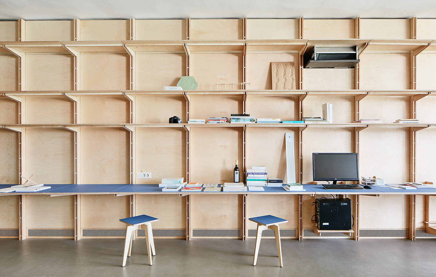 Barcelona warehouse transformed into co-working and maker space ...